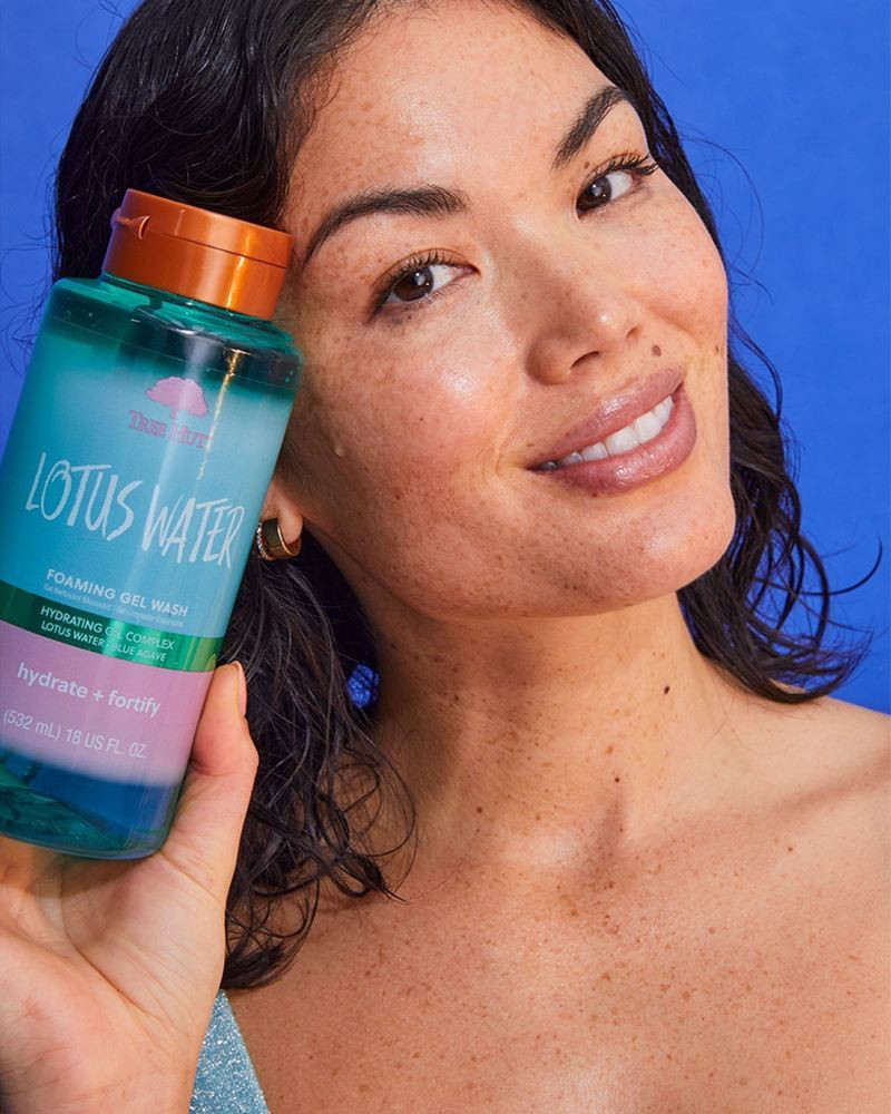 Lotus Water Foaming Gel Wash | Tree Hut | The Paper Store